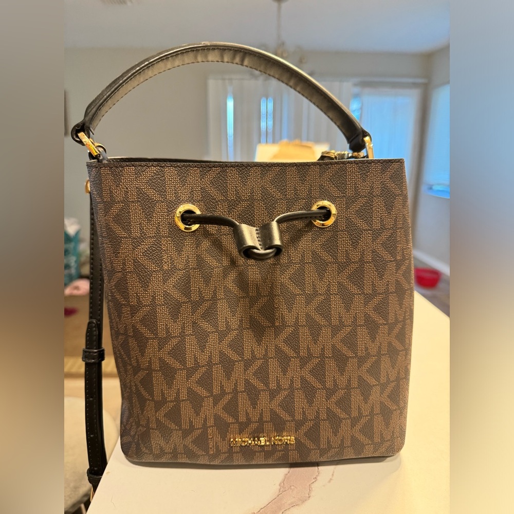 Michael Kors Bucket Bag - Gem